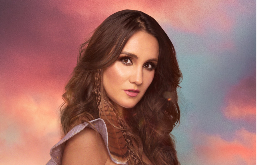 Dulce María e Paco Álvarez lançam o single "Pequeña", em homenagem à ...